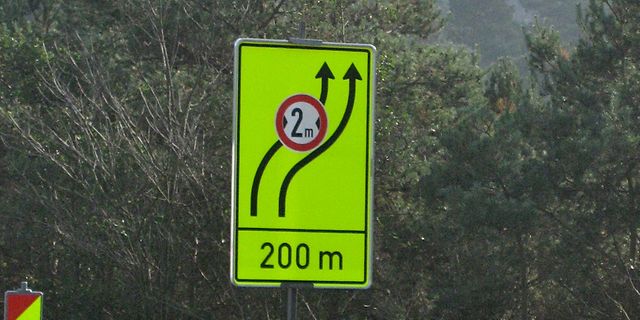 Autobahnbaustellen mit gelber Beschilderung